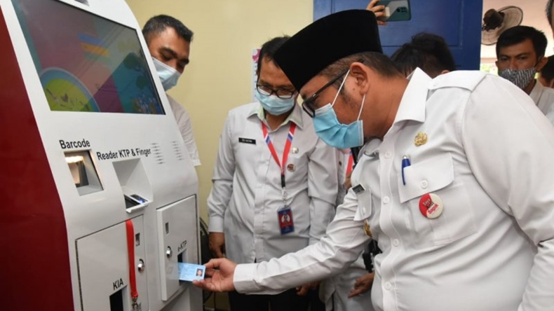 Tak Perlu Repot, Warga Padang Kini Bisa Cetak E-KTP di Anjungan ...