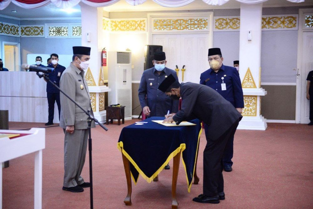 Gubri Resmi Lantik Djoko Edy Imhar Sebagai Kepala Dinas PMD Dukcapil ...