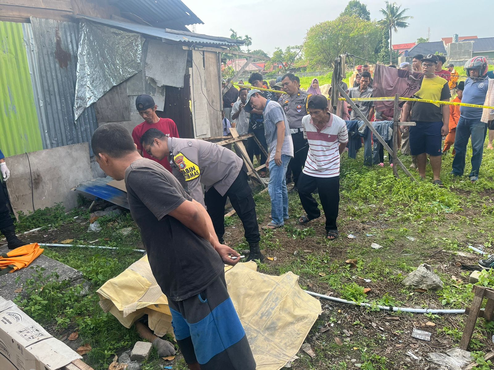 Mayat Pria Tanpa Identitas Ditemukan di Terkapar di Komplek Perumahan ...