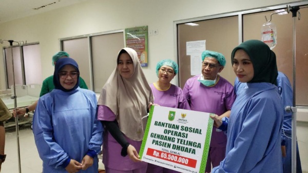 17 Pasien Dhuafa di RSUD Arifin Achmad Terima Bantuan Operasi Gendang ...