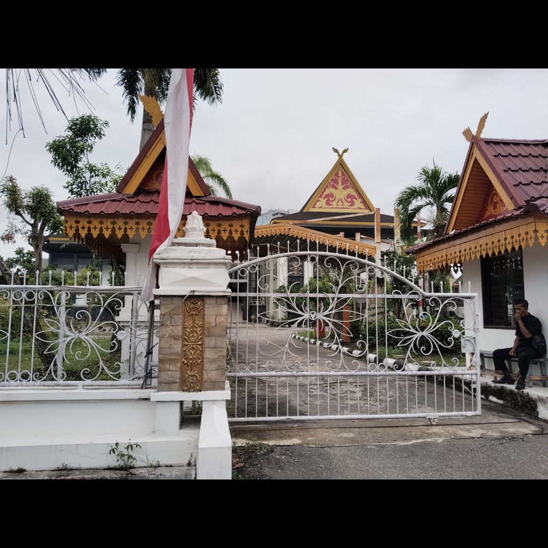 Aksi Demo Hari ini, Pintu Kantor DPRD Pekanbaru Dikawal Ketat TNI AD
